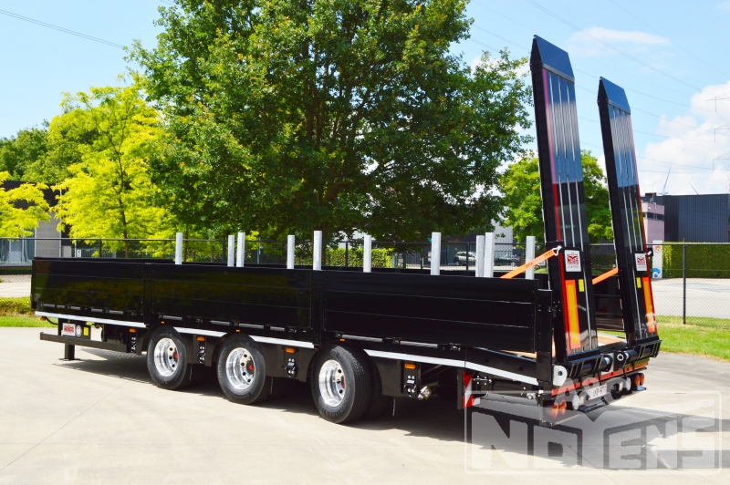 Remorque surbaissée Tridem avec essieu relevable, essieu traîné, jantes ...