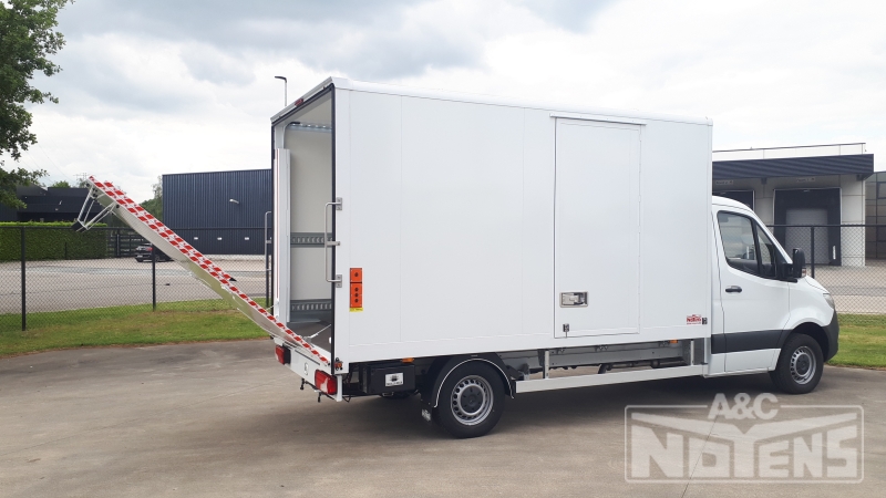 Laadbak met elektrisch-hydraulische ramp op Mercedes Sprinter - A&C ...