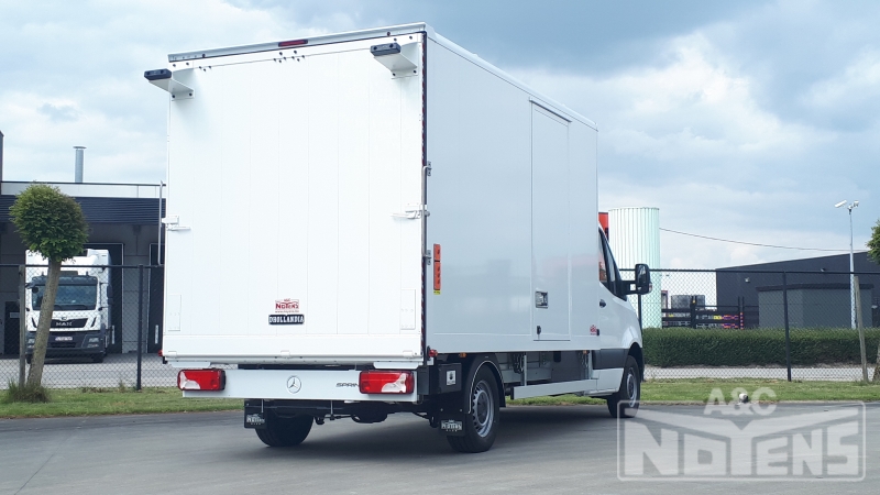 Laadbak met elektrisch-hydraulische ramp op Mercedes Sprinter - A&C ...