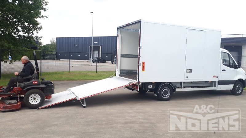 Laadbak met elektrisch-hydraulische ramp op Mercedes Sprinter - A&C ...